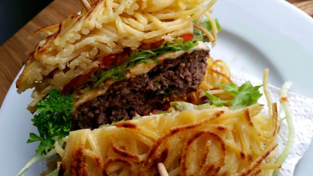 Pasta-Burger: Das geniale Rezept für alle, die sich nicht entscheiden ...